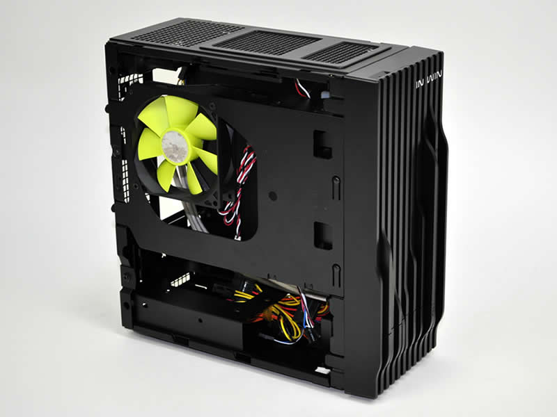 エルミタ的速攻撮って出しレビュー Vol.98 進化して編集部に帰ってきたMini-ITXケース In Win「Wavy II」