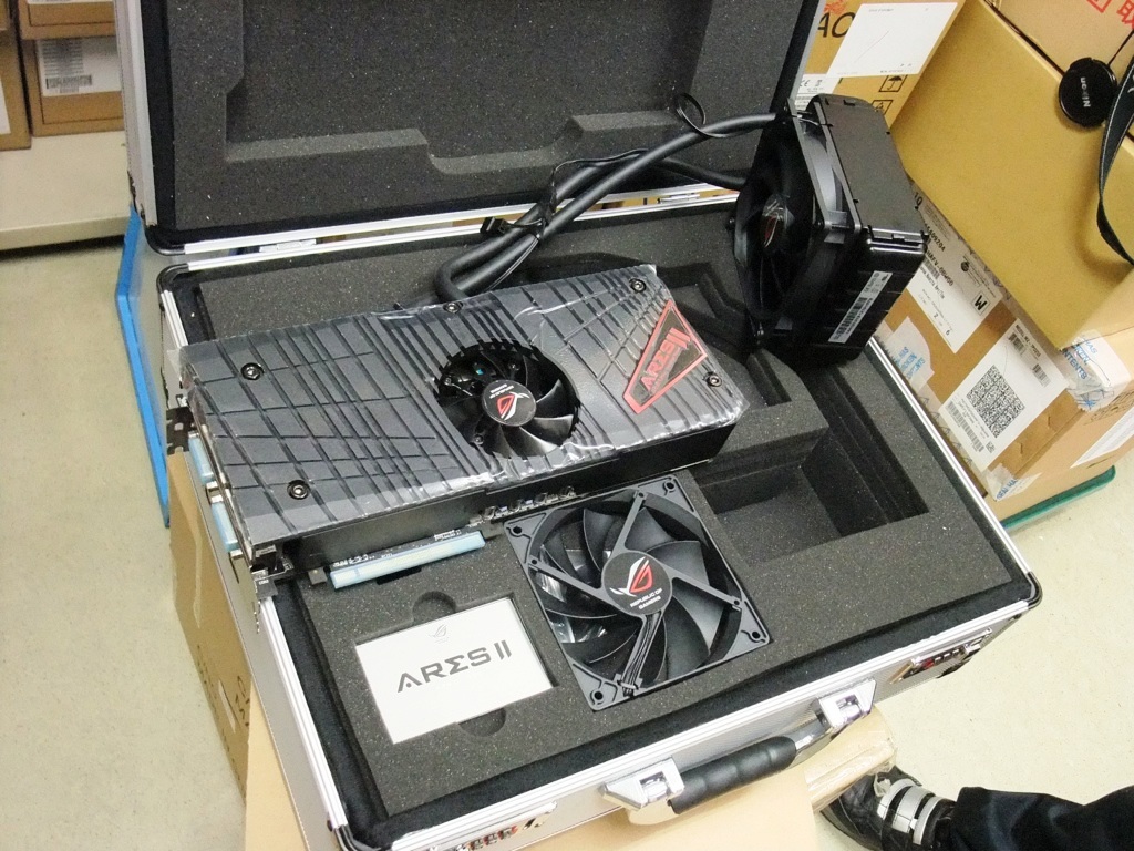 サイズも価格も超弩級。ASUSTeK「ARES2-6GD5」発売開始 - エルミタージュ秋葉原