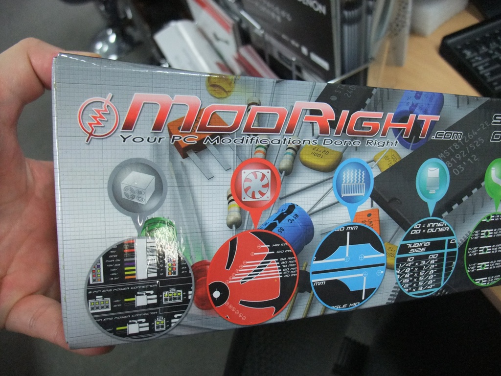 こりゃ便利。“自作虎の巻”がプリントされた帯電防止マット、ModRight「Modmat Xtreme」発売 - エルミタージュ秋葉原