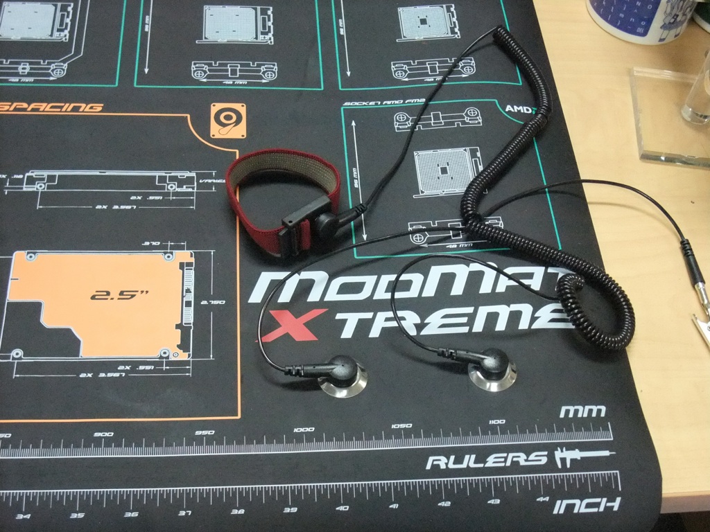 こりゃ便利。“自作虎の巻”がプリントされた帯電防止マット、ModRight「Modmat Xtreme」発売 - エルミタージュ秋葉原