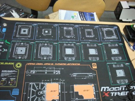 こりゃ便利。“自作虎の巻”がプリントされた帯電防止マット、ModRight「Modmat Xtreme」発売 - エルミタージュ秋葉原