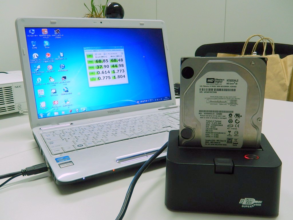 3.5インチHDDがバスパワーで動く。シンプルな新技術で実現したお手軽クレードルが近く発売 - エルミタージュ秋葉原