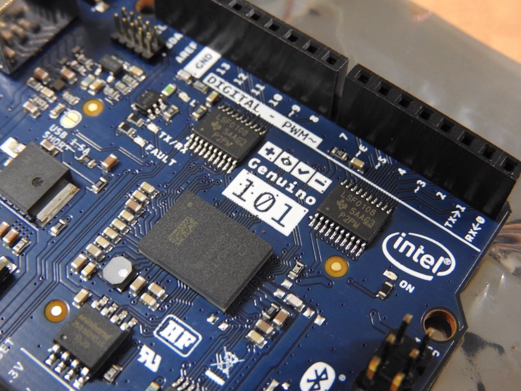 ボタンサイズSoC“Curie”搭載のArduino開発ボード、Intel「Genuino 101」アキバに登場 - エルミタージュ秋葉原