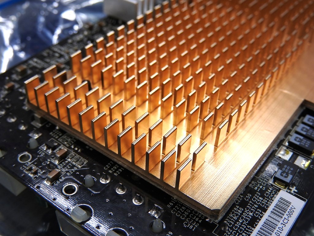 【懐かしのPCパーツ図鑑】 Vol.17 デュアルGPU搭載、XGI Technology「Volari Duo V8 Ultra」の新品発見 ...