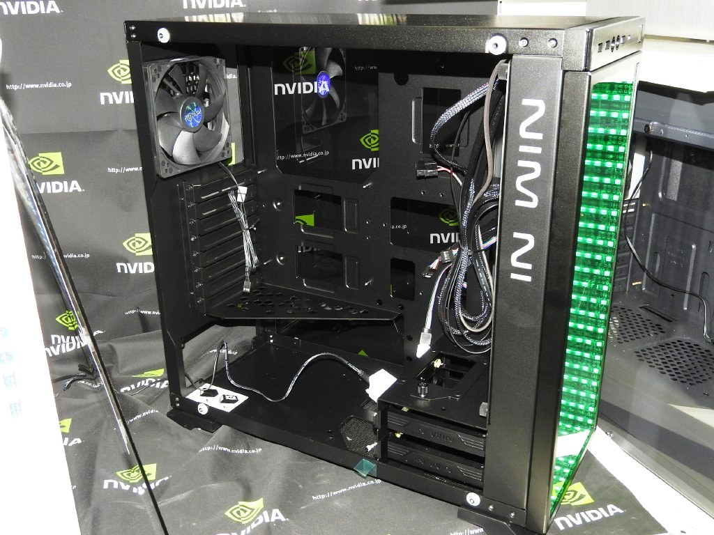 視覚効果で無限の奥行、“インフィニティミラー”を搭載するIn Win「805 Infinity」が実動デモ中 - エルミタージュ秋葉原