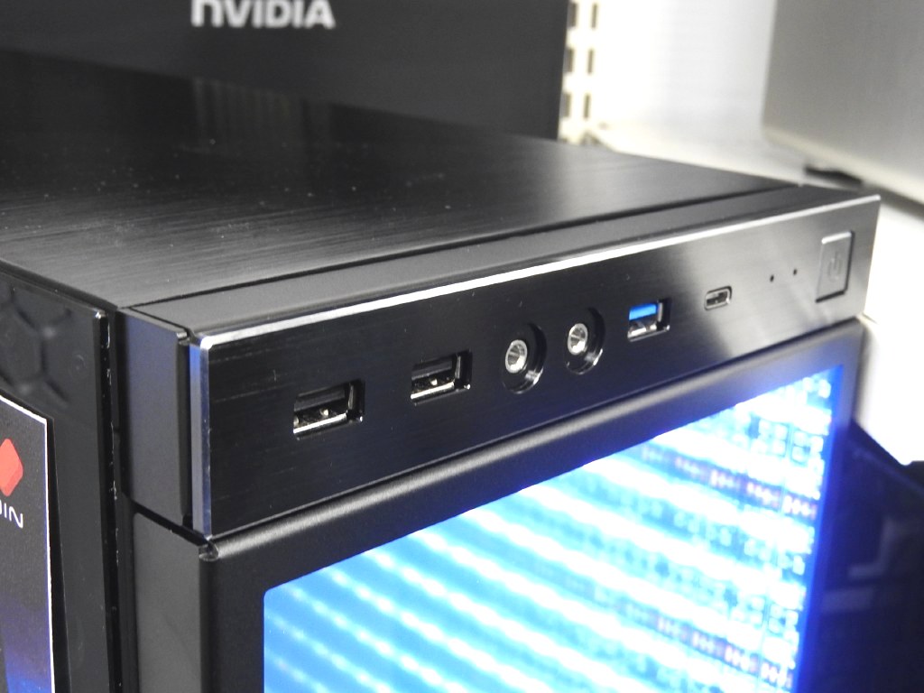 視覚効果で無限の奥行、“インフィニティミラー”を搭載するIn Win「805 Infinity」が実動デモ中 - エルミタージュ秋葉原