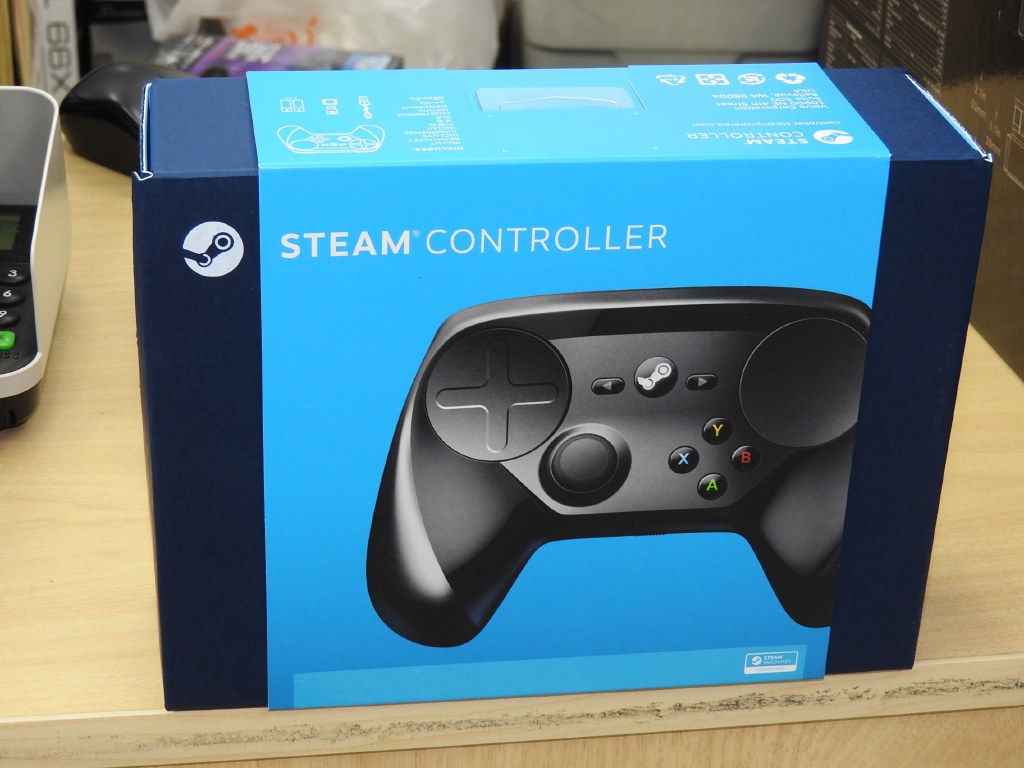 PCゲームに特化したワイヤレスゲームパッド「Steam Controller」の店頭販売が始まる - エルミタージュ秋葉原