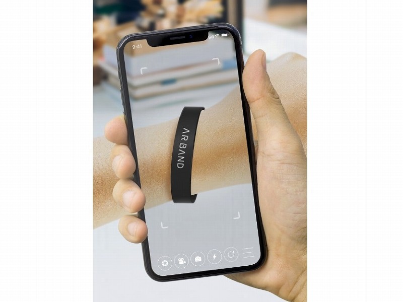 リストバンドをスマホにかざしてARコンテンツを観る「AR BAND」が提供開始 - エルミタージュ秋葉原