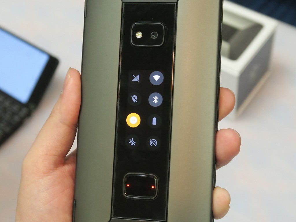 物理キーボードに背面液晶！変態スマホの完全体を目指す「Cosmo Communicator」が日本上陸 - エルミタージュ秋葉原