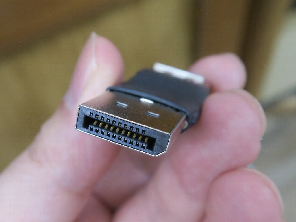 DisplayPortの“ホットプラグ状態を常時有効化”する簡易アダプタが販売中。価格は1,500円 - エルミタージュ秋葉原