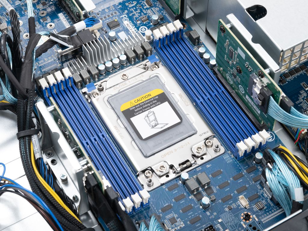 64コア/128スレッドのAMD EPYC 7002対応サーバー、GIGABYTE「G242-Z10」を試す - エルミタージュ秋葉原