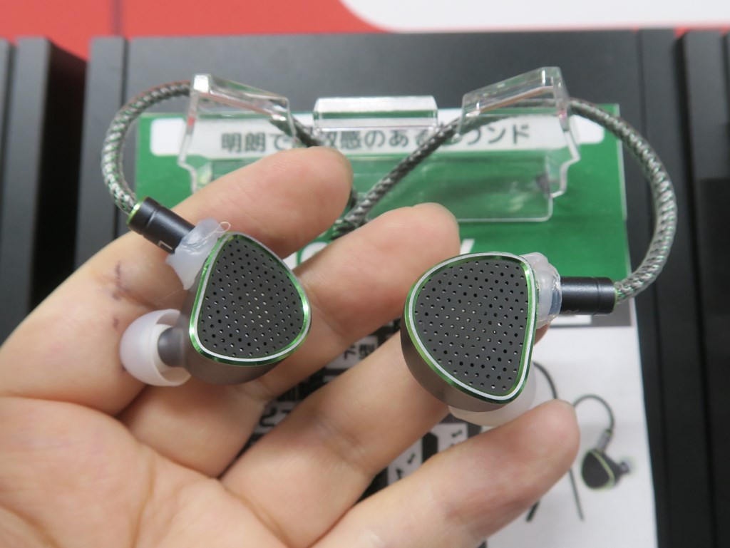 斬新な平面駆動＆圧電ドライバー搭載の開放型ハイブリッドIEM「HOOK-X」が発売 - エルミタージュ秋葉原