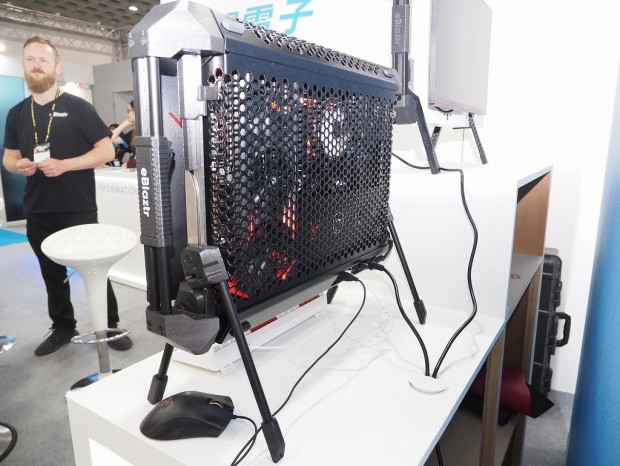 COMPUTEX：ディスプレイとゲーミングPCを融合させる薄型ケース「EBLAZTR」 - エルミタージュ秋葉原
