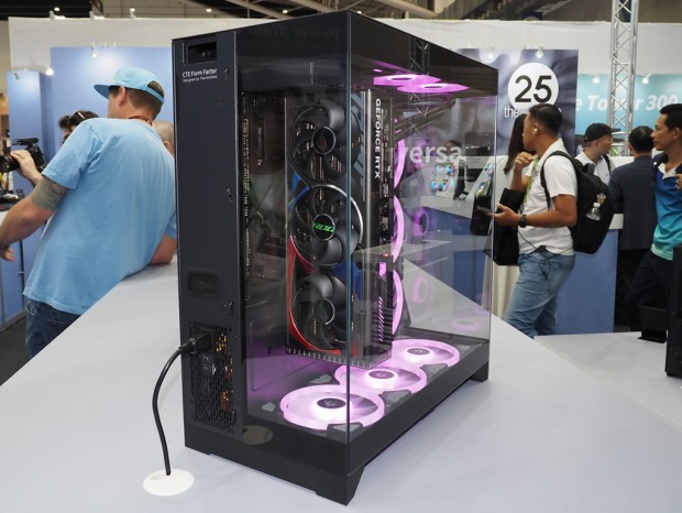 COMPUTEX：リアまで強化ガラスの3面ピラーレスデザインPCケース、Thermaltake「CTE E550 TG」 - エルミタージュ秋葉原