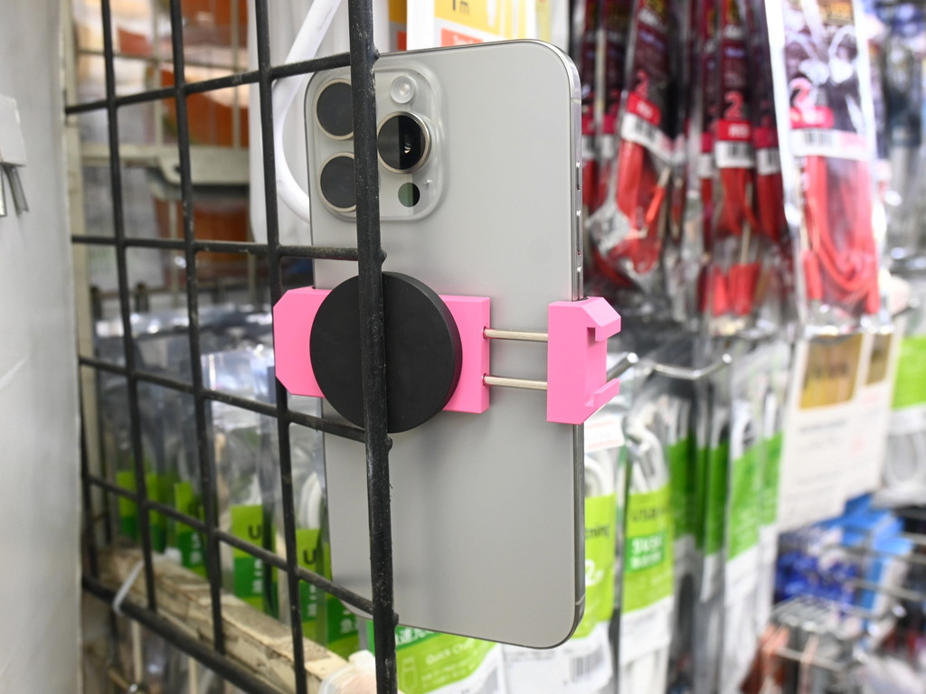 (アキバ取材班) スマホを手近な金属面に貼り付け可能、自撮りやグループ撮影に便利な「magpic」 - エルミタージュ秋葉原